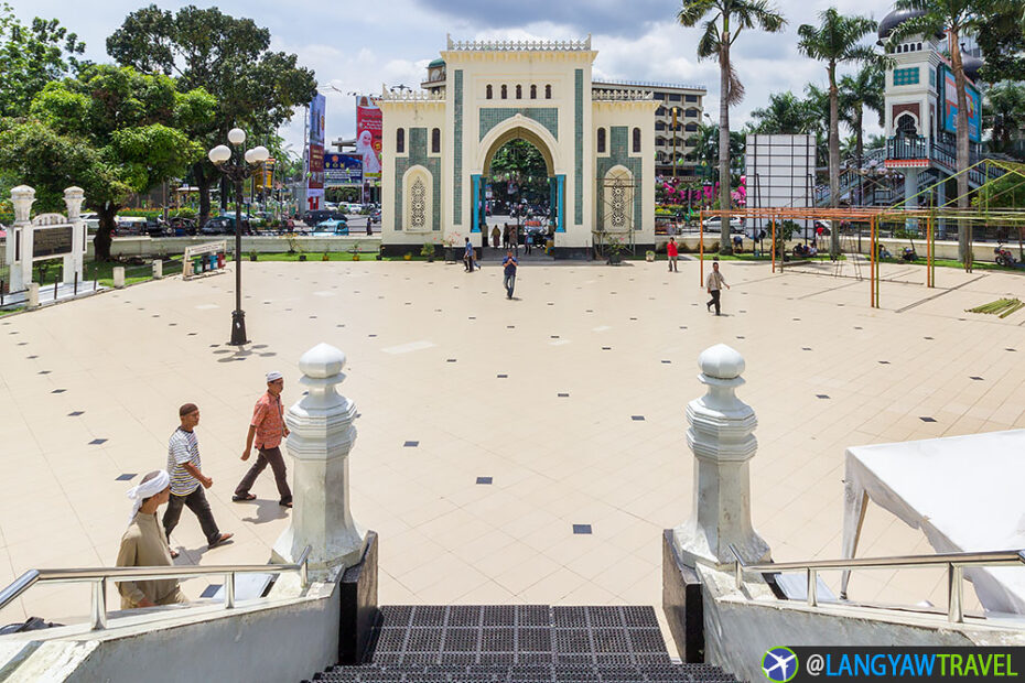 Discovering the Grand Mosque Medan - LANGYAW